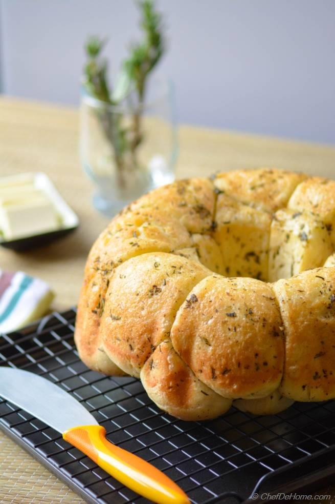 Buttery Pull-Apart Herb Monkey Bread Recipe | ChefDeHome.com